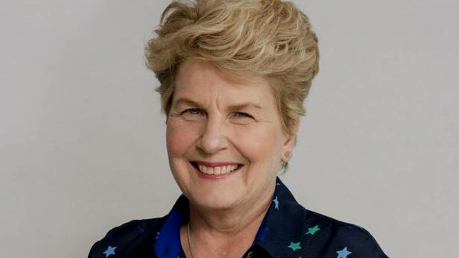 Is Sandi Toksvig Married? Check Sandi Toksvig Bio, Net Worth, Age!!