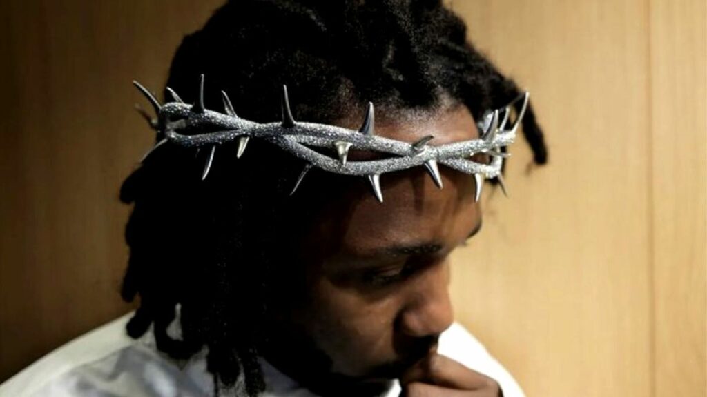 Kendrick Lamar Wore "Crown Of Thorns" At Glastonbury!!