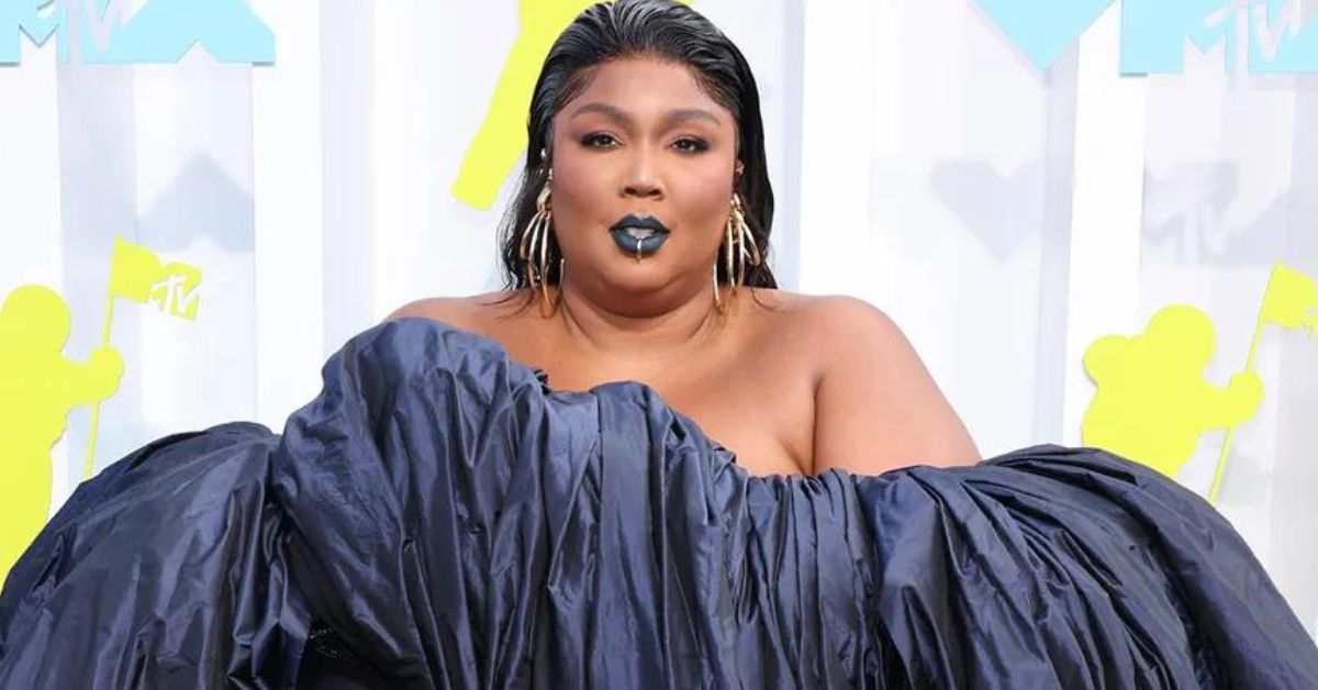 Lizzo Net Worth, Age, Early Life, Career, Awards! - Chamberlainsun ...