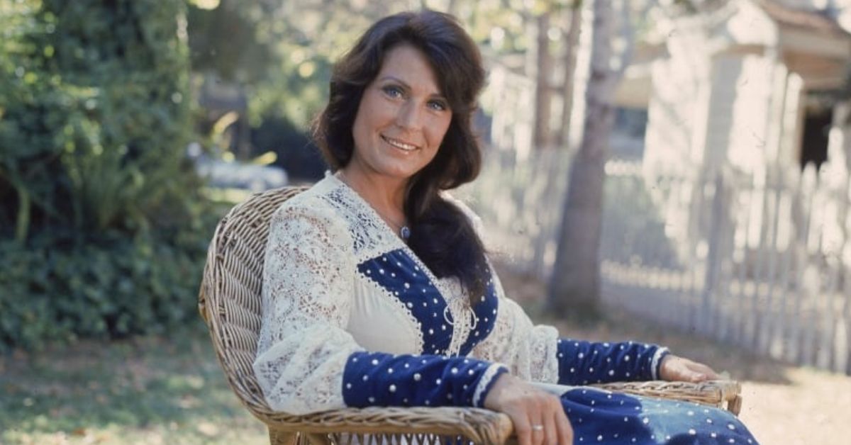 Loretta Lynn, Country Music Icon Dies At The Age 90! - Chamberlainsun ...